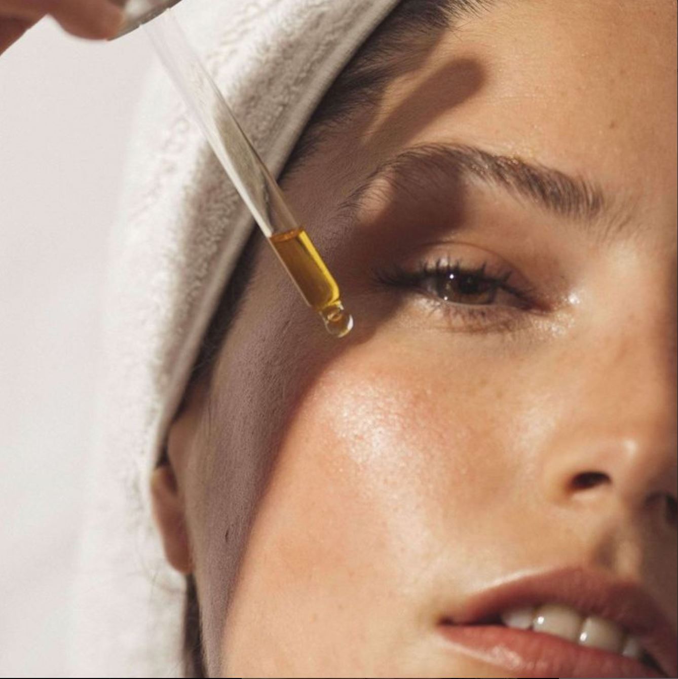 Understanding the Difference Between Serums and Moisturizers: A Compre ...